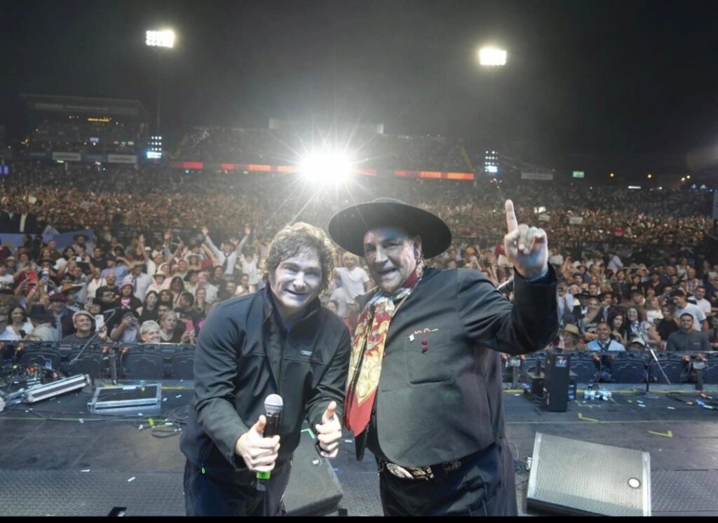 El Chaqueño Palavecino y Milei cantaron “Amor Salvaje” a dúo en Jesús María